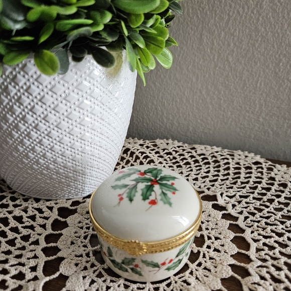 Lenox | Accents | Vintage Lenox Holly Berry Porcelain Trinket Box ...